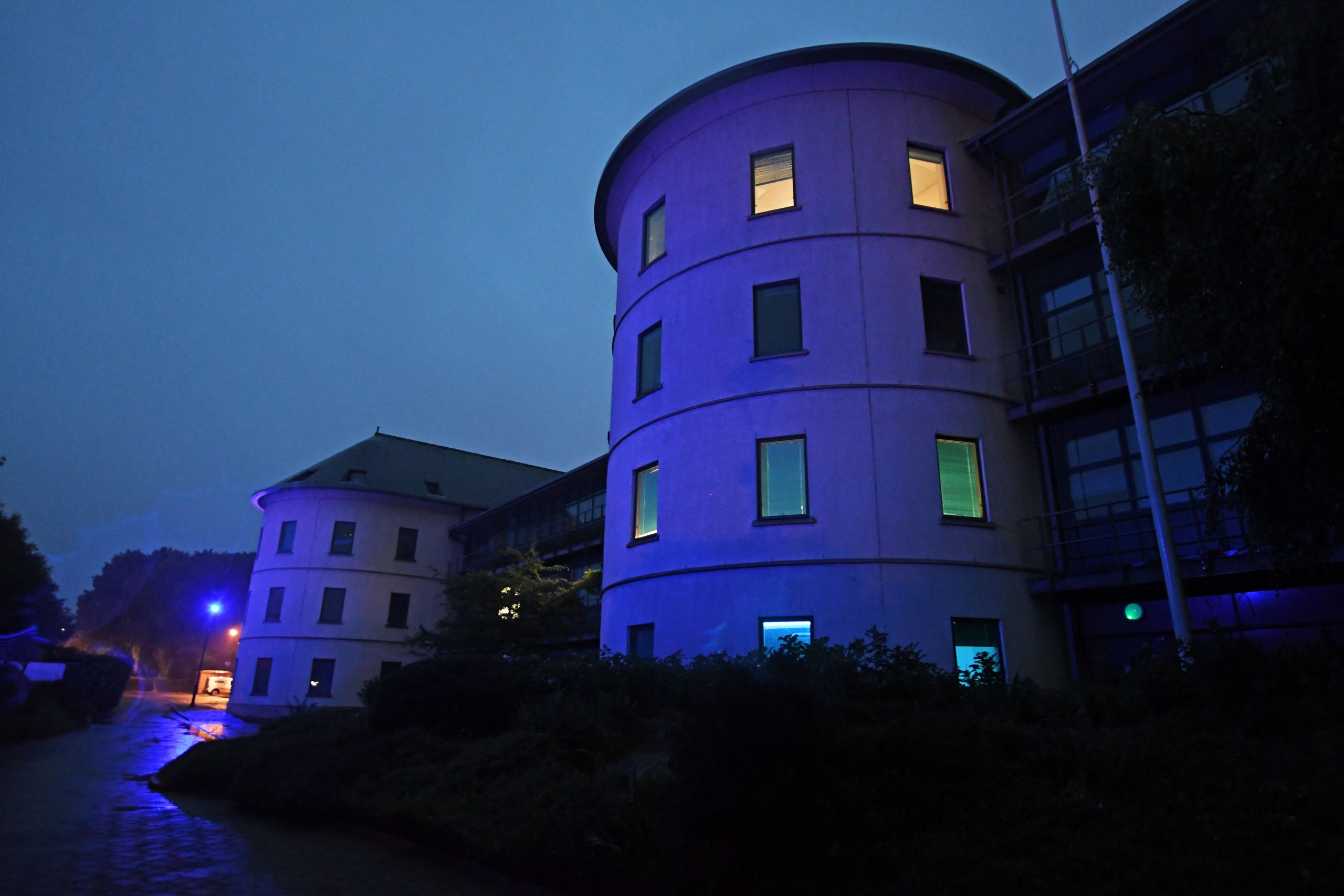 County Hall in NHS blue lights tribute - Herald.Wales
