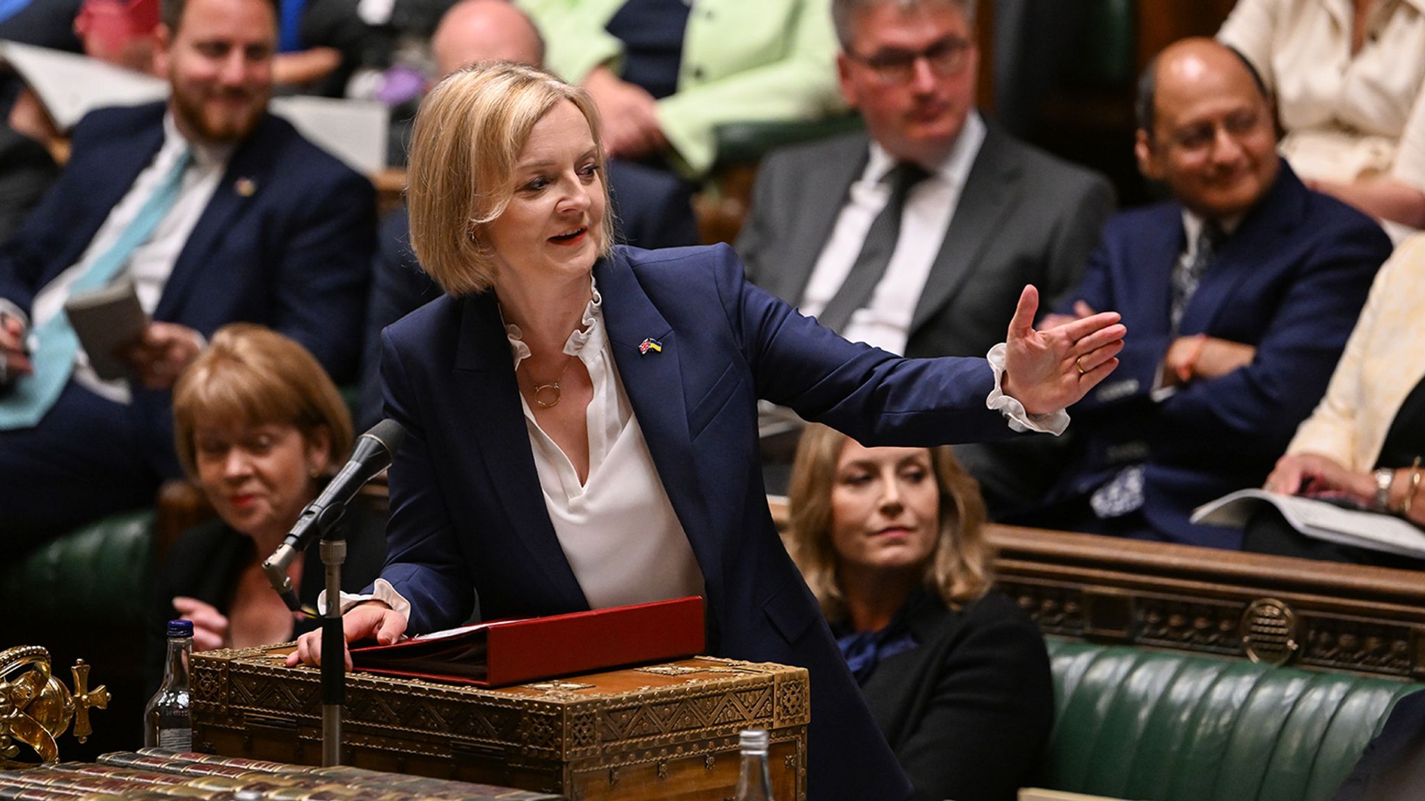 Truss unveils plan to cap domestic gas and electricity bills at £2500 ...