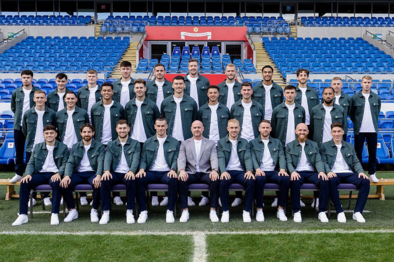 Wales rugby team perform 'guard of honor' for Wales football team as ...