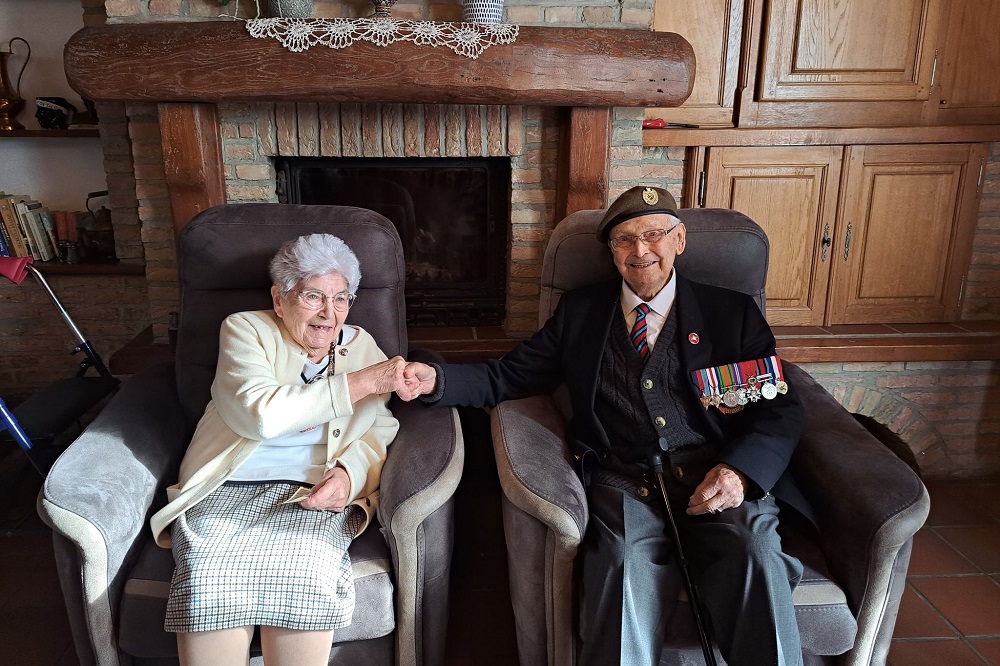 Welsh veteran reunited with French woman after keeping her photo for 78 ...