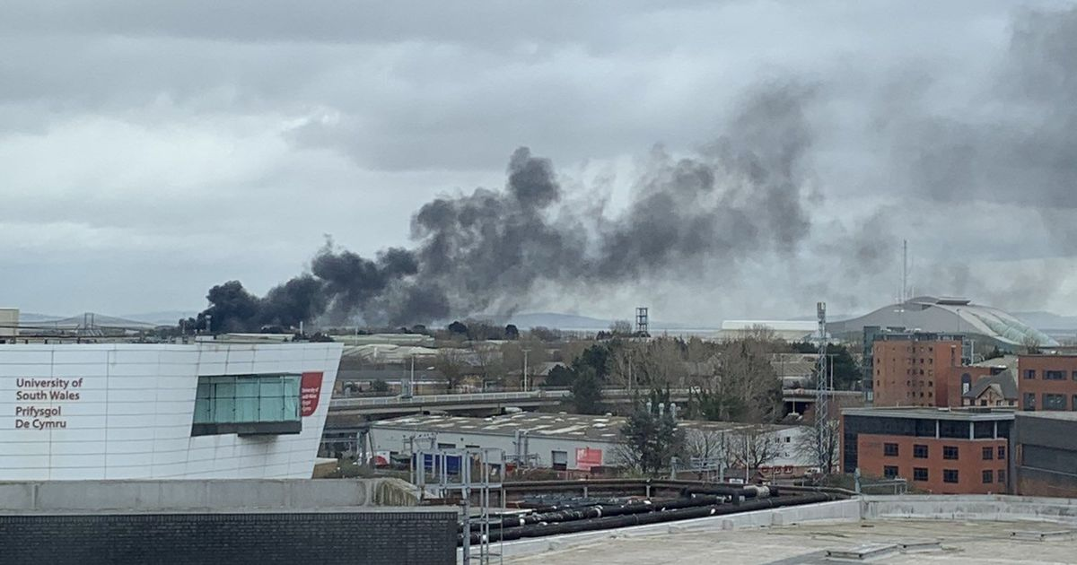 Large fire sends smoke across Cardiff - Herald.Wales