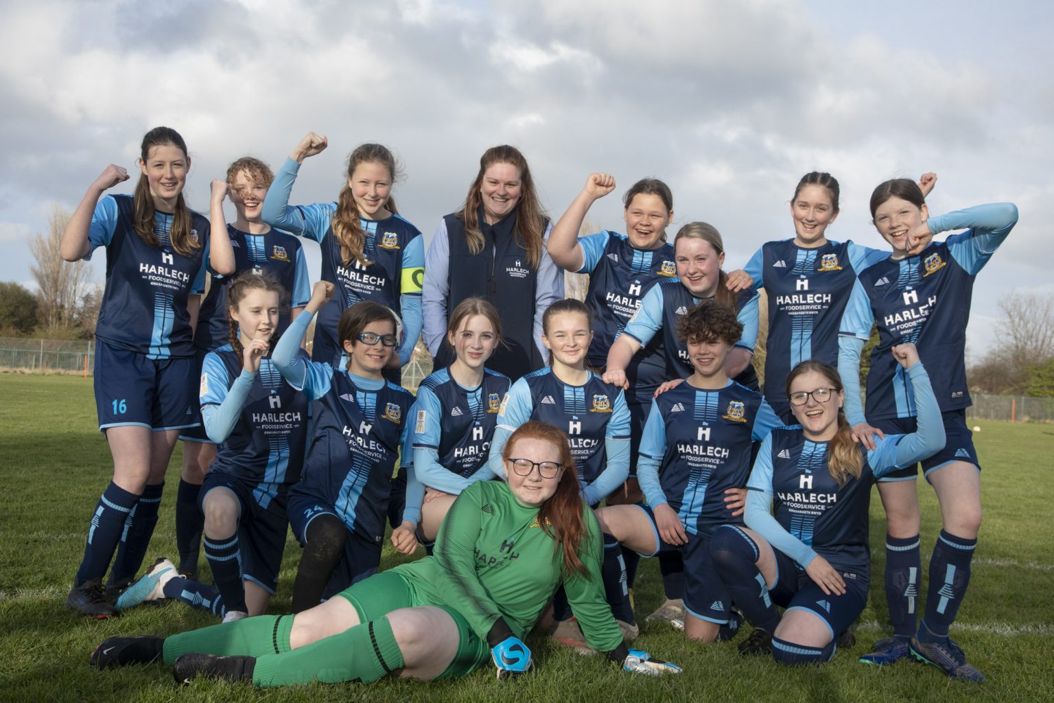Kinmel Bay girls cut a football dash in new kit - Herald.Wales