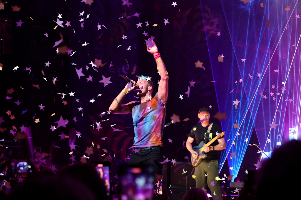 Chris Martin takes the train, Beyoncé flies in by private jet, as ...