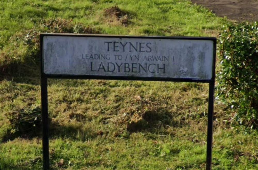 Two Cwmbran street signs foul fall of Welsh language rules - Herald.Wales