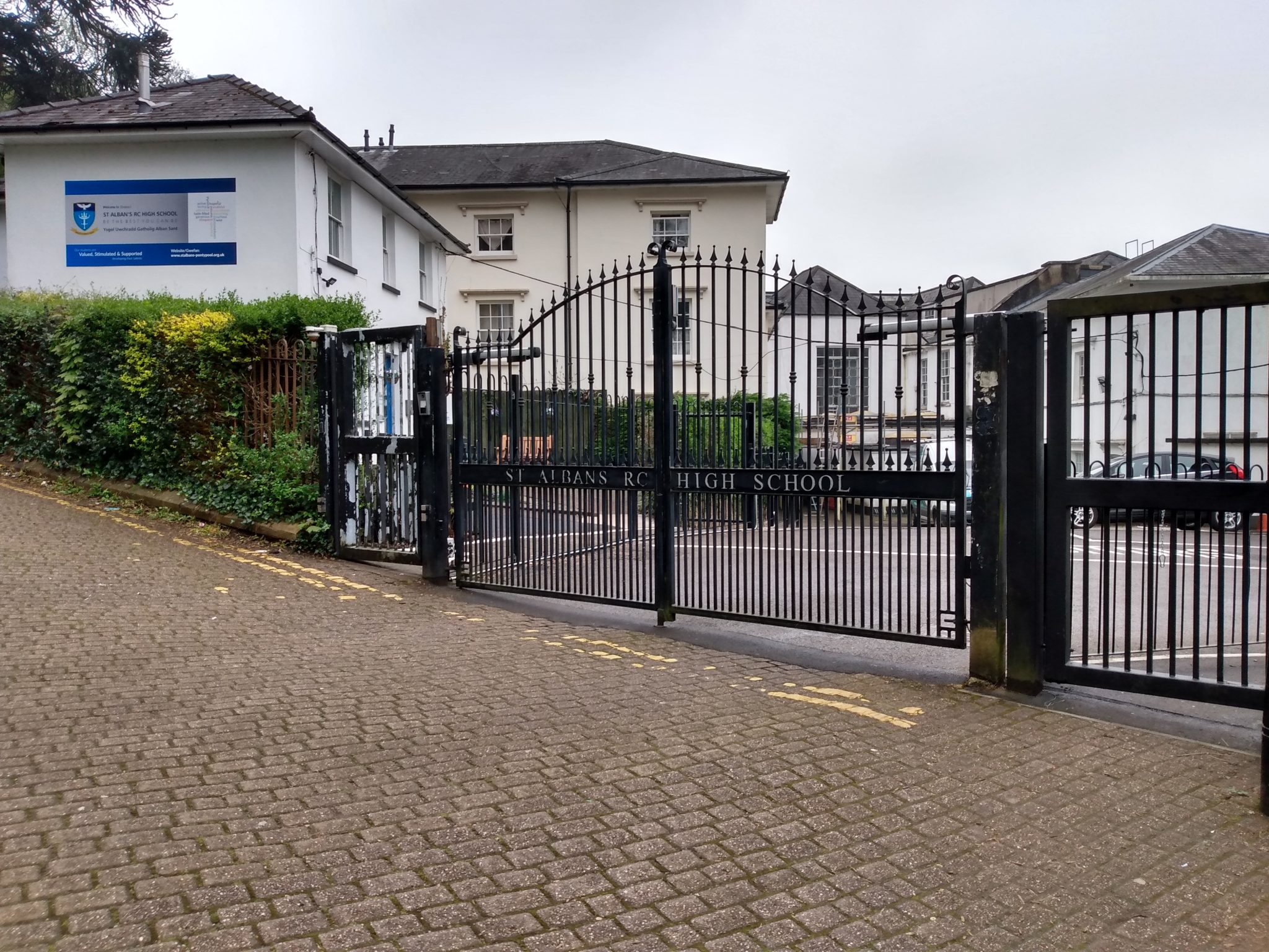 Teachers and pupils 'in environment that poses daily health and safety ...
