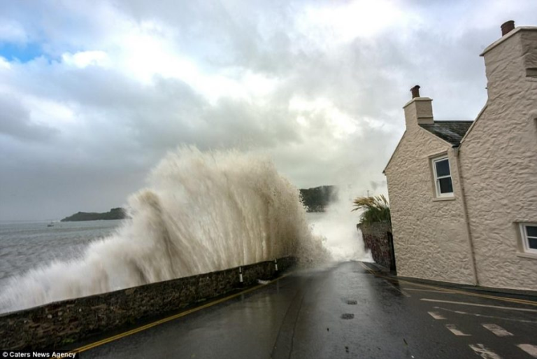 Amber weather warning issued for South Wales as Storm Darragh approaches - Herald.Wales